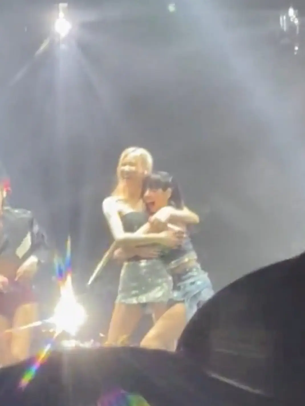 6 Potret Kebersamaan Lisa dan Rose di Tur BLACKPINK, Perang Dingin ...