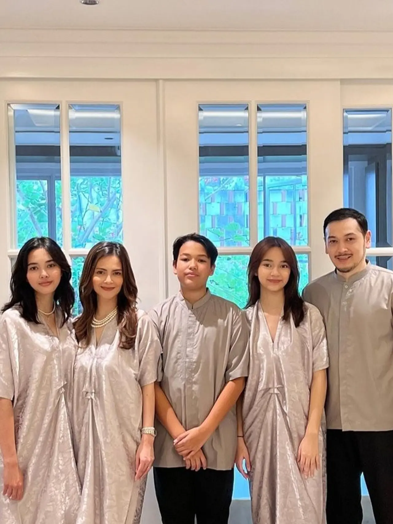 6 Potret Cut Tari yang Awet Muda di Usia 46 Tahun