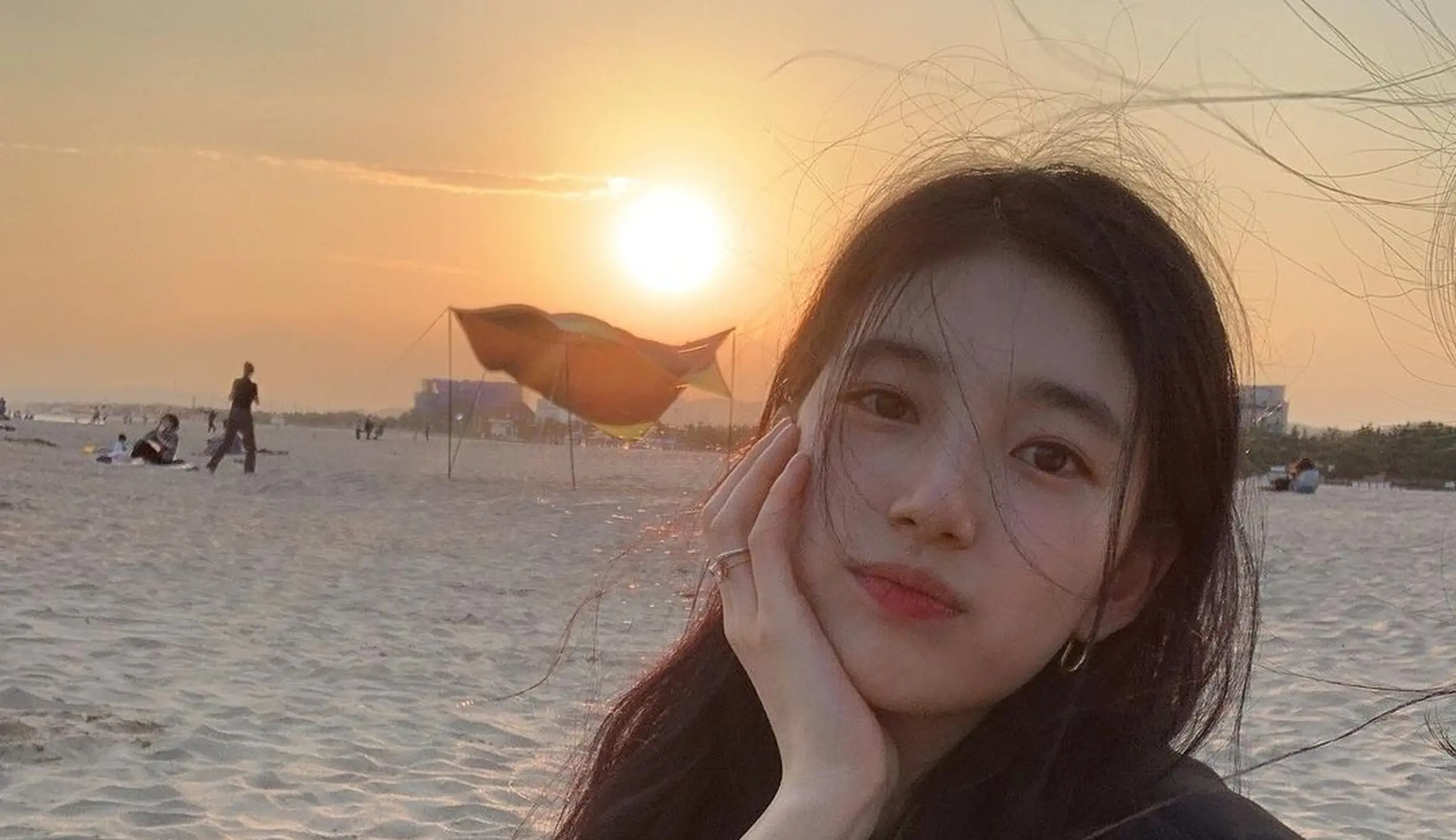 Potret Bae Suzy Pamer Wajah Manis Sambil Menopang Dagu, Bukti Visualnya ...