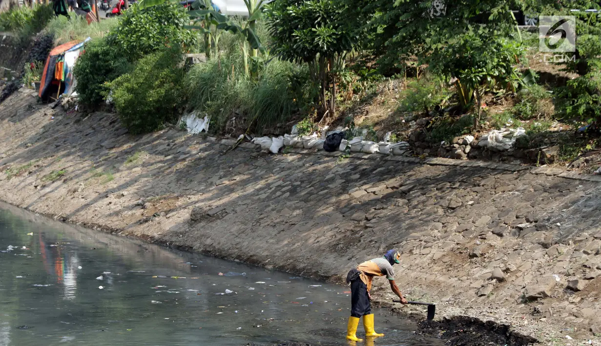 FOTO: Gunakan Cara Manual, Pekerja UPK Badan Air Bersihkan Kali Cideng - Foto Liputan6.com