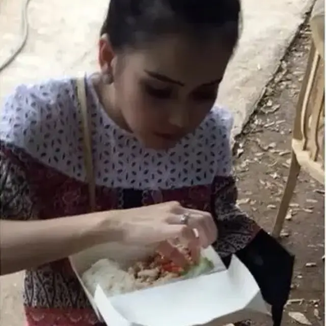 6 Potret Ayu Ting Ting Makan di Pinggir Jalan, Aksi ketika Jajan di ...