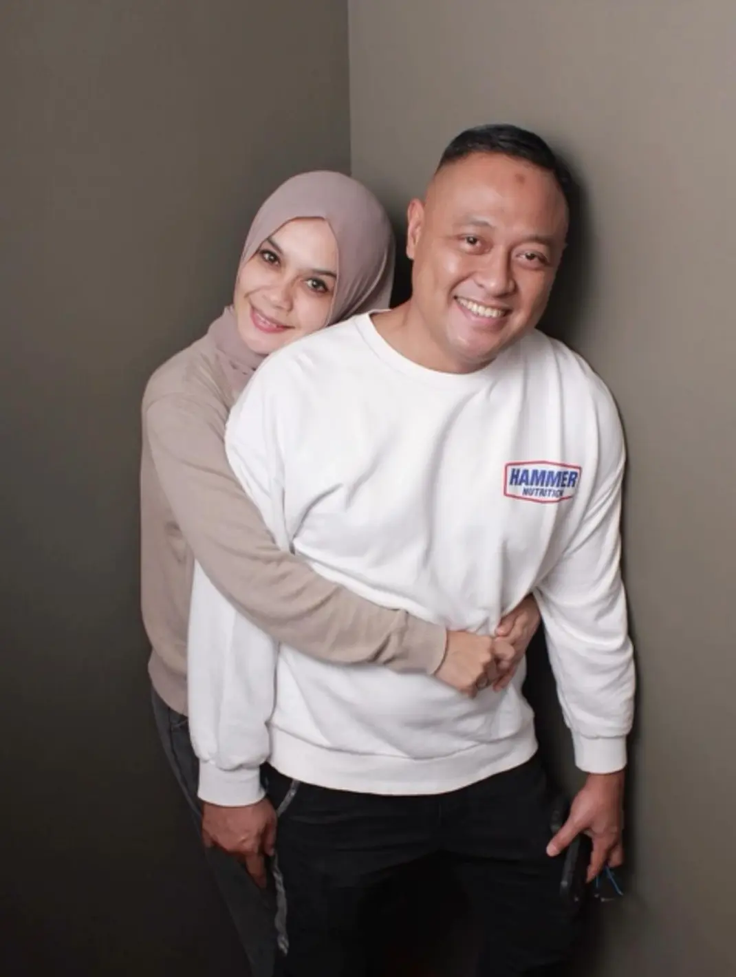 Jarang Tersorot, Potret Keharmonisan Bemby Putuanda dan Lia Agustin 17 ...