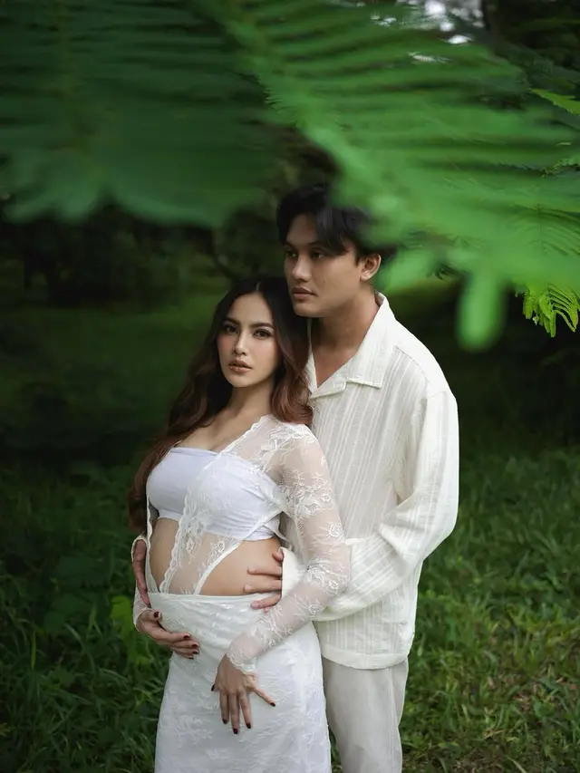 Gaya Mahalini Berkebaya Desainer Saat Tasyakuran 7 Bulanan Kehamilannya, Serasi dengan Rizky ...