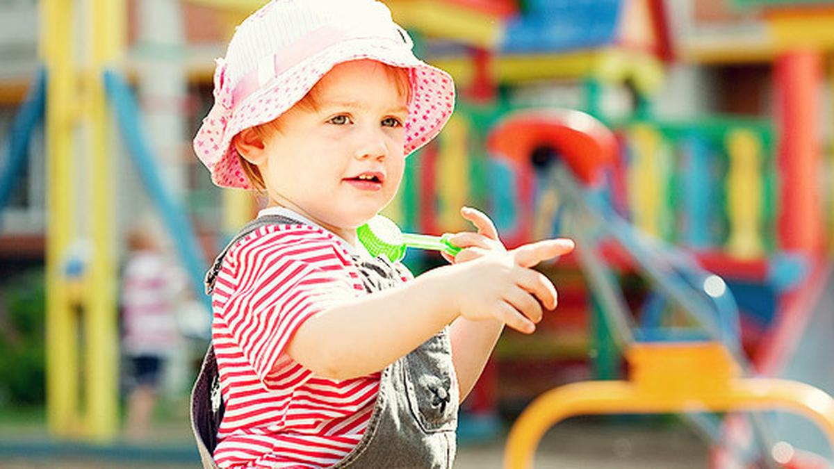 Si Kecil Berjalan Sambil Berjinjit, Normalkah? - Parenting Fimela.com
