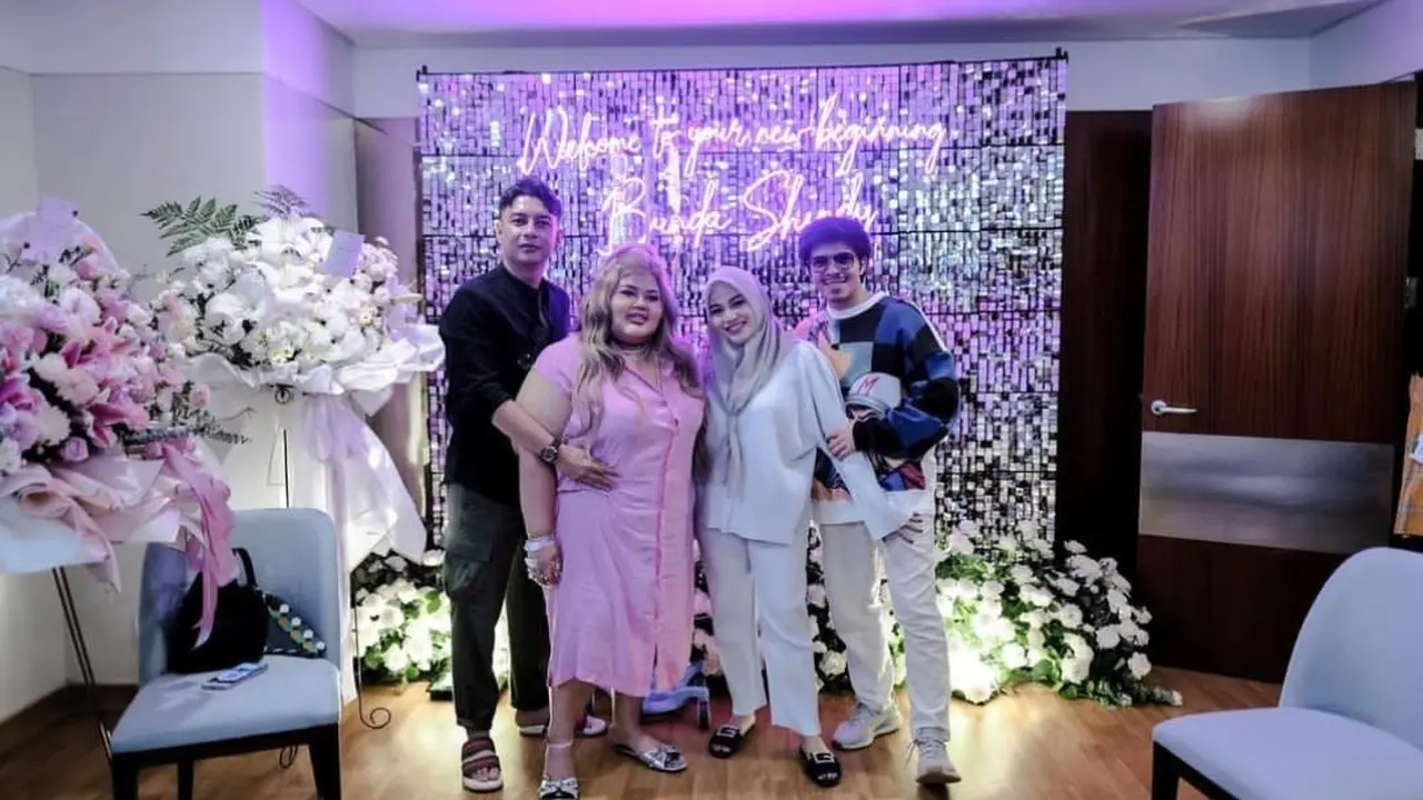 6 Artis Jenguk Shindy Samuel Operasi Potong Lambung, Banjir Dukungan - Hot Liputan6.com