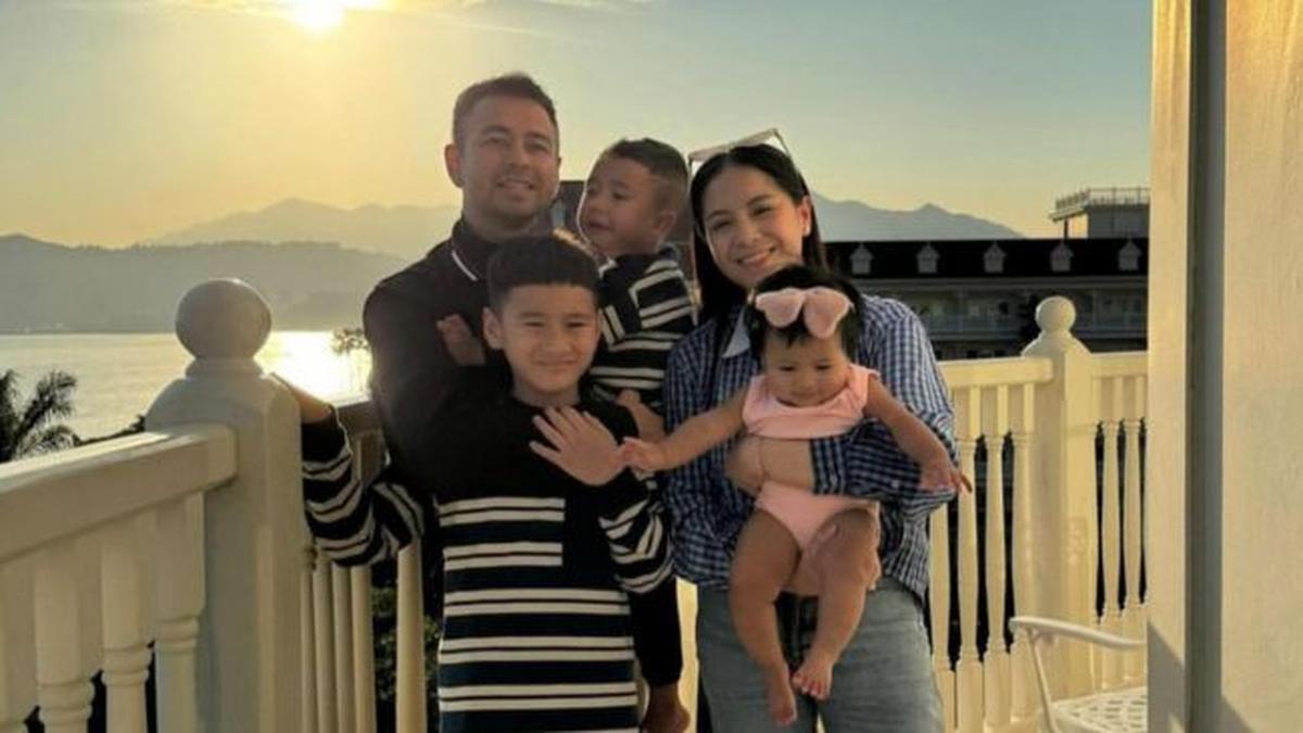 7 Potret Harmonis Keluarga Raffi Ahmad Liburan di Hong Kong, Style Baby Lily Curi Perhatian ...