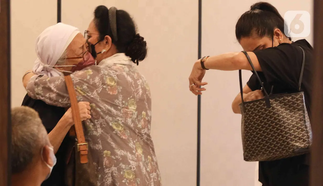 FOTO: Suasana Rumah Duka Penyanyi Legendaris Bob Tutupoly Disemayamkan ...