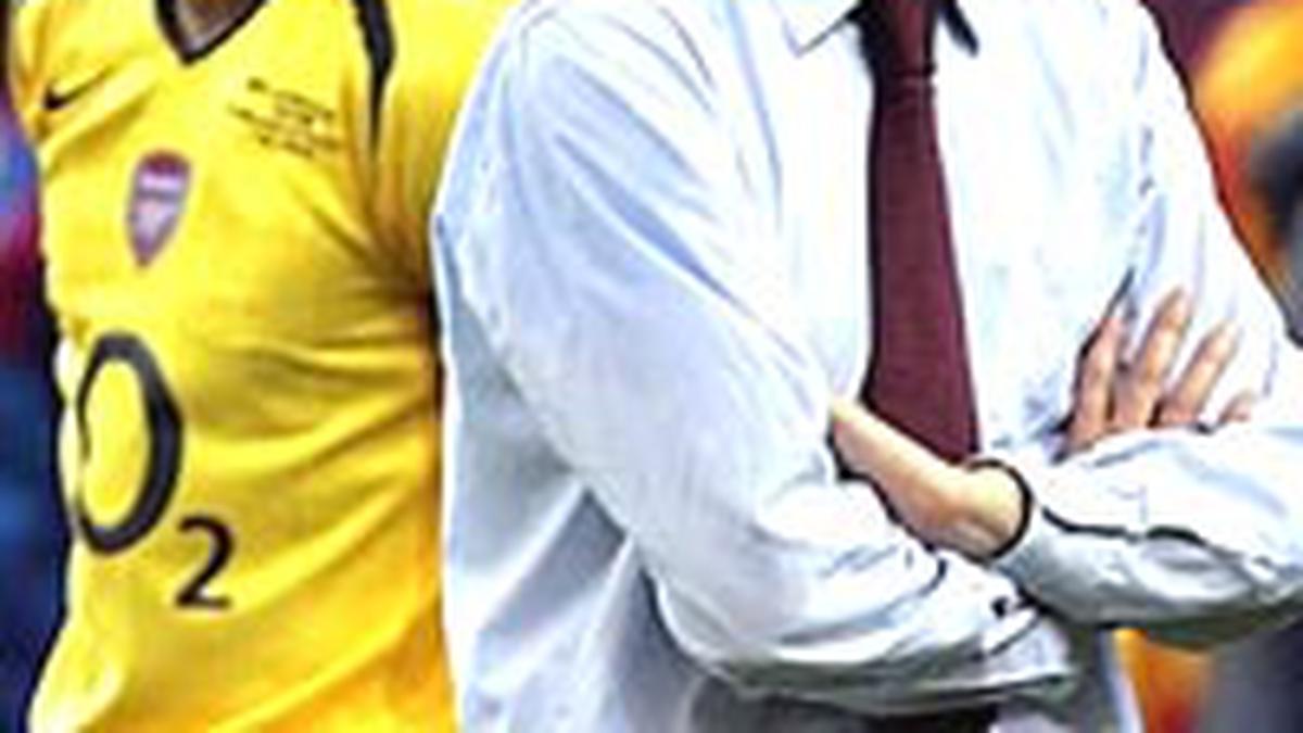 Henry dan Wenger Kritik Wasit - Bola Liputan6.com