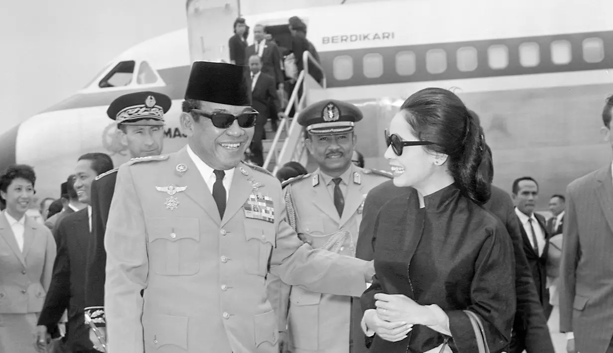 PHOTO: Ini Gaya Presiden RI Sukarno yang Berpeci dan Berkacamata Hitam - Foto Liputan6.com