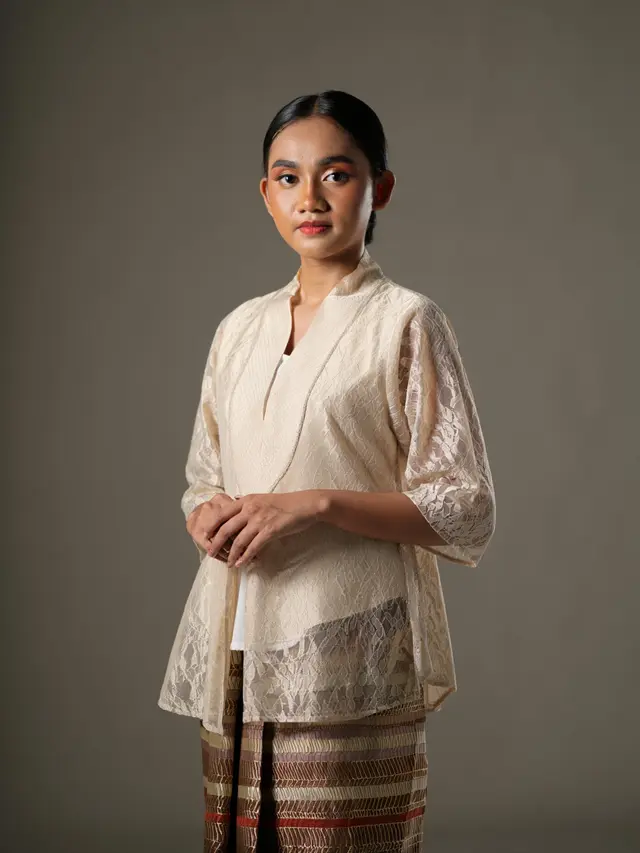 9 Model Brokat Bawahan Songket Kekinian, Kombinasi Modis Tampil ...