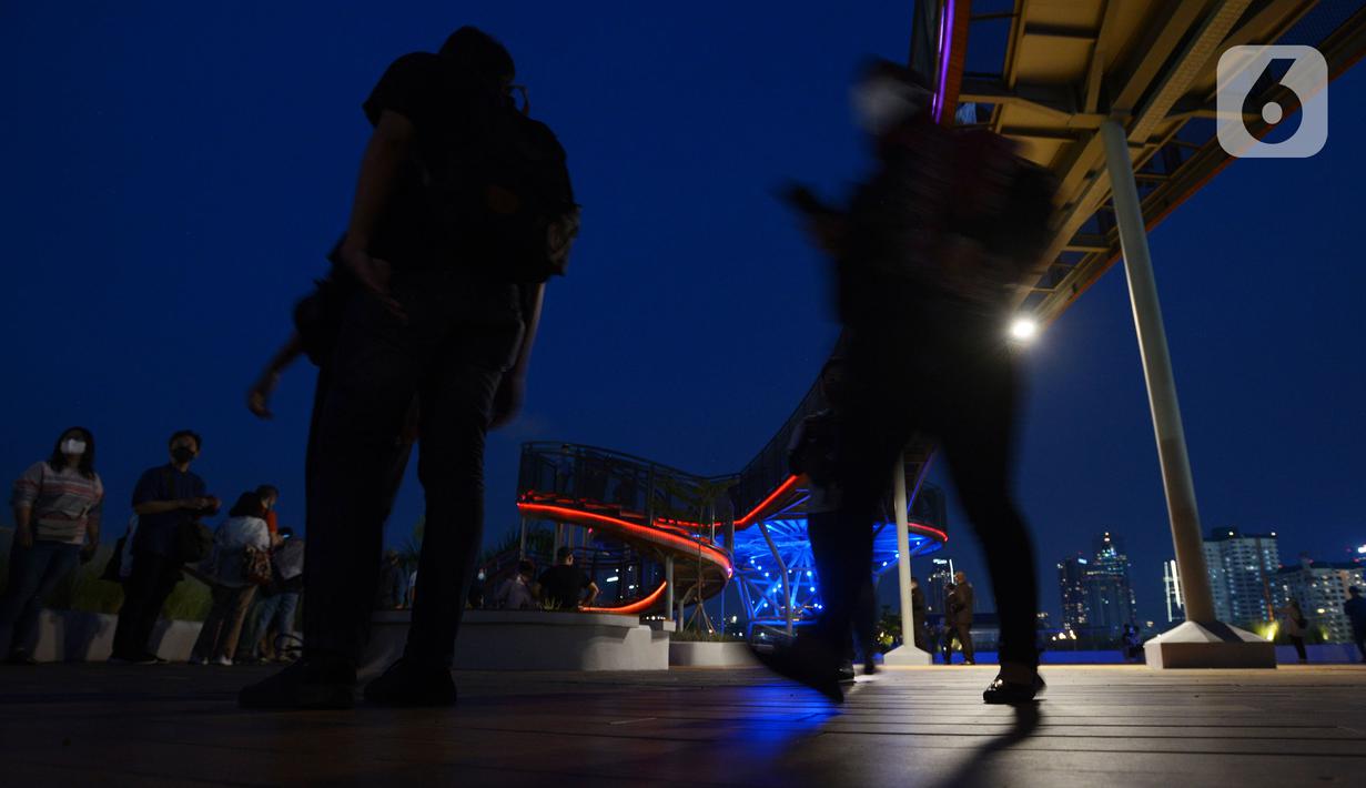 FOTO: Menikmati Pemandangan Ibu Kota dari Skywalk Senayan Park