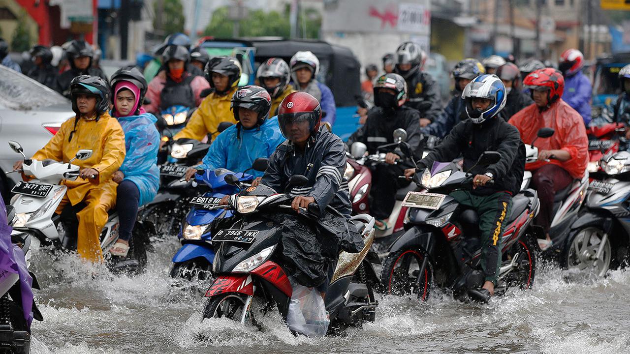 Cara Aman Kendarai Sepeda Motor saat Melewati Genangan Air