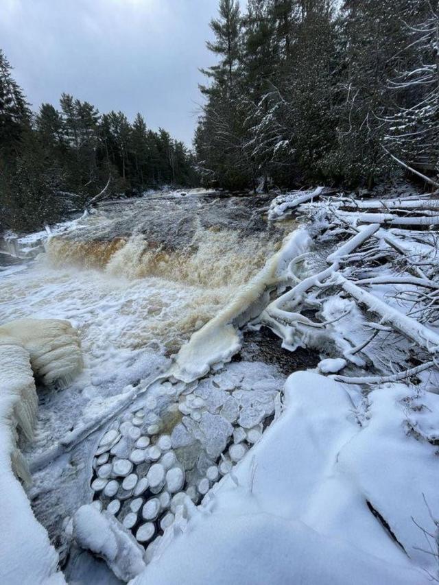 Musim Dingin Ekstrem di AS, Tempat Cuci Mobil Beku hingga Fenomena Es ...