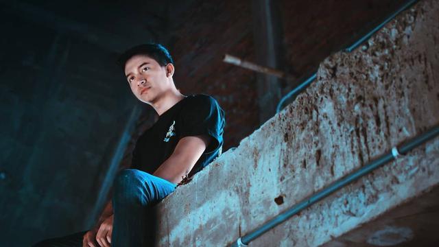 6 Potret Terbaru Putra Dinata, Pemeran Julian di 'Cinta Bersemi di Putih Abu-Abu' - Hot Liputan6.com