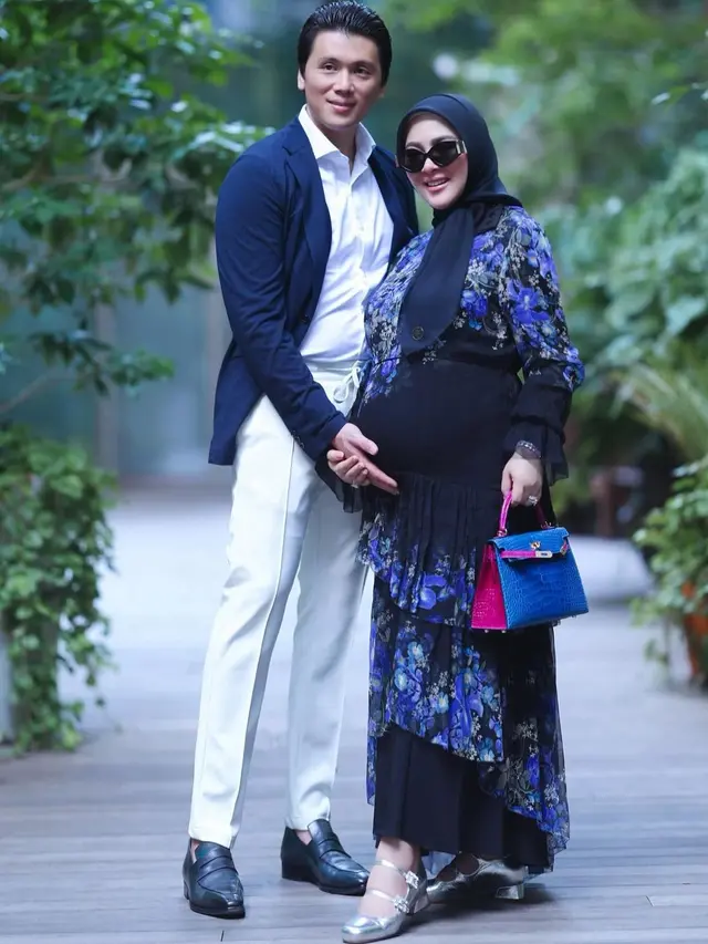 6 Potret Reino Barack Jadi Suami Siaga Selama Syahrini Hamil, Siap Jadi Ayah - Hot Liputan6.com