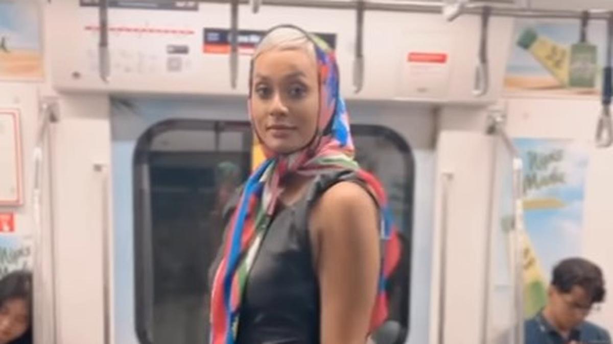 Gaya Stylish Kimmy Jayanti Naik MRT, Outfitnya Dipuji - Photo Fimela.com