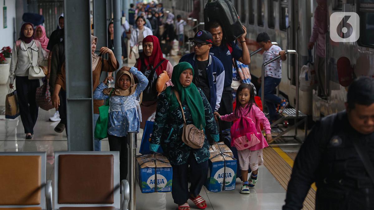 Libur Nataru 2024/2025 Usai, Seperti Ini Suasana Arus Balik di Stasiun Pasar Senen - Foto ...