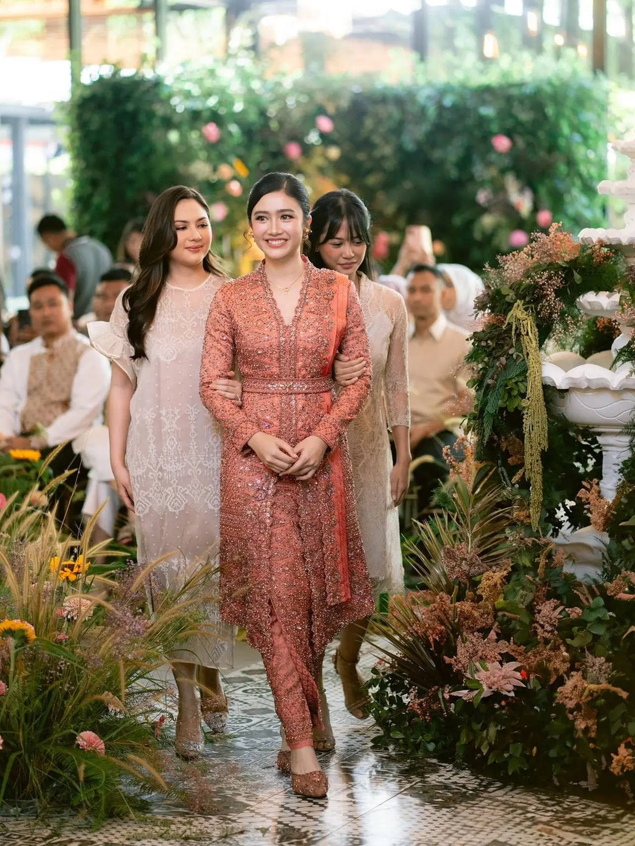 7 Potret Tunangan Febby Rastanty dan Kekasih yang Seorang Polisi ...