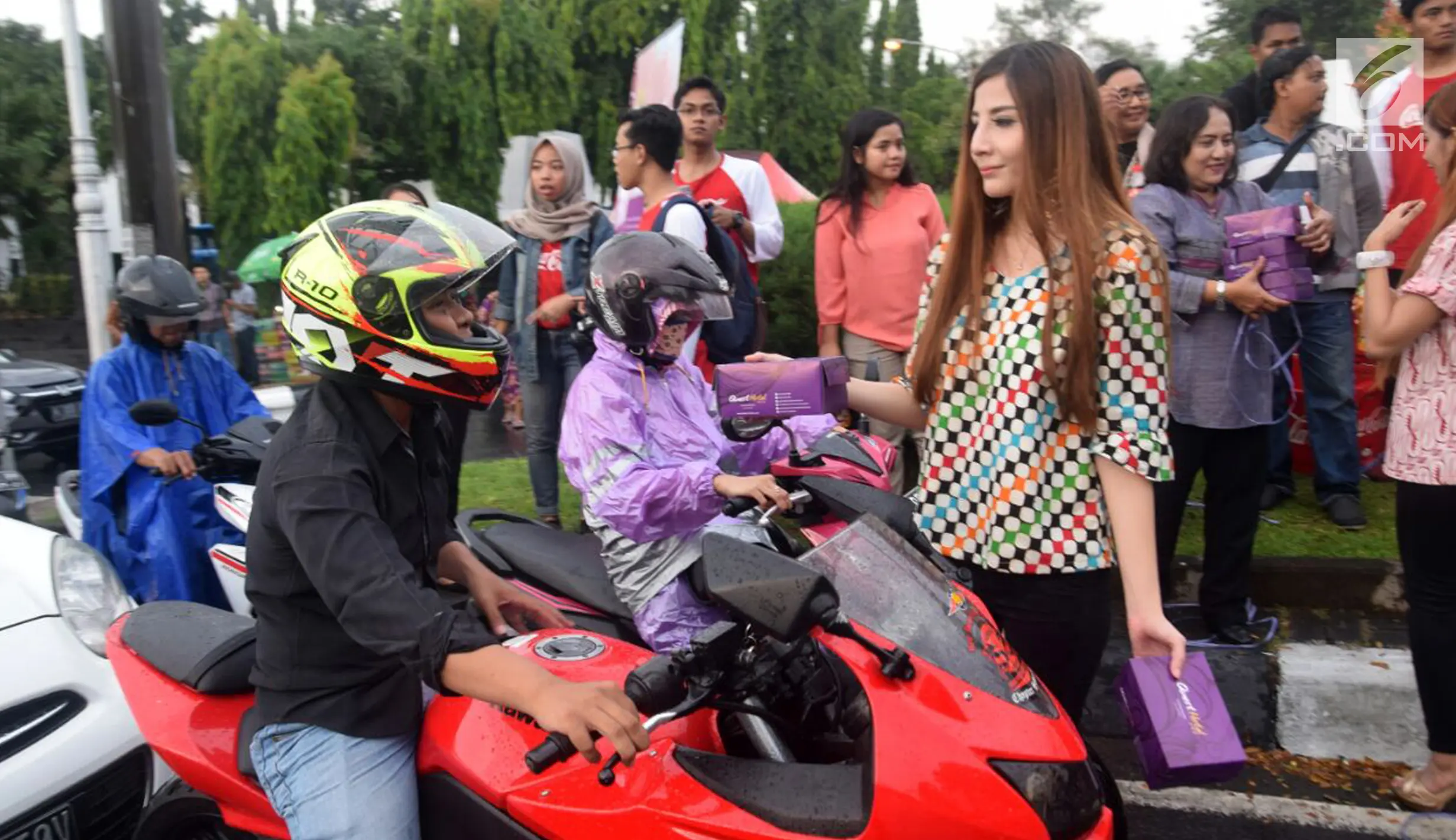 FOTO: Lenggak-lenggok Para Model Saat Berbagi Takjil di Semarang - Foto ...