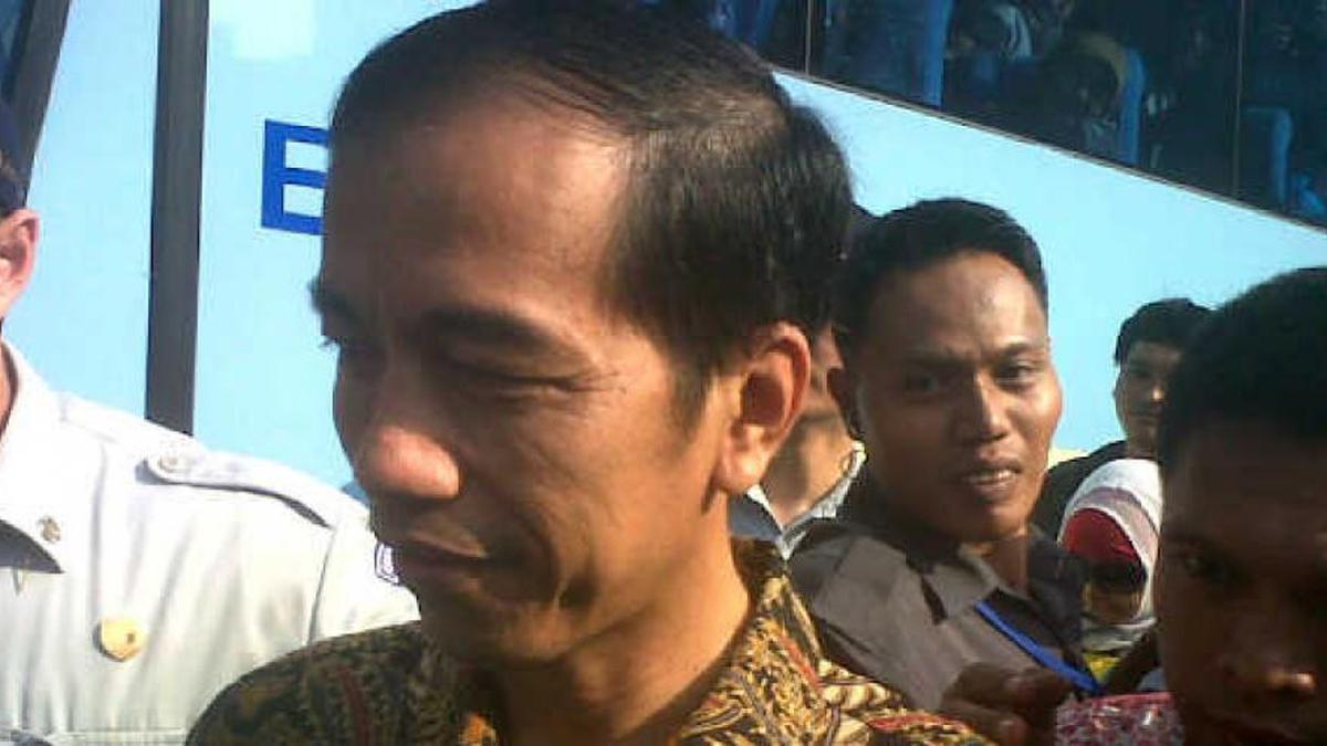 Jokowi minta petugas jalur busway tindak tegas penerobos jalur - Berita ...