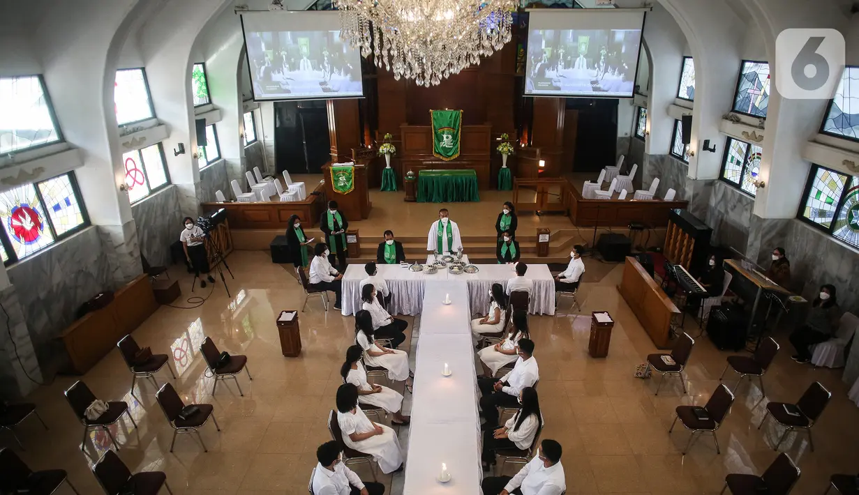 FOTO: Ibadah Perjamuan Kudus Tatap Muka - Foto Liputan6.com