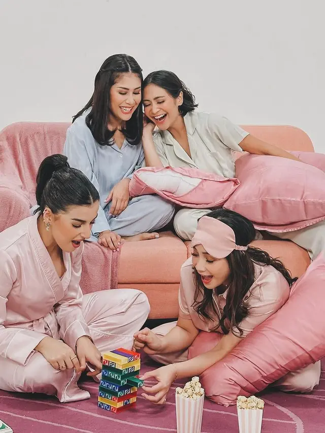 Kompak Pemotretan Pakai Piama, Ini 6 Potret Tasya Farasya Hingga Nagita Slavina - Hot Liputan6.com