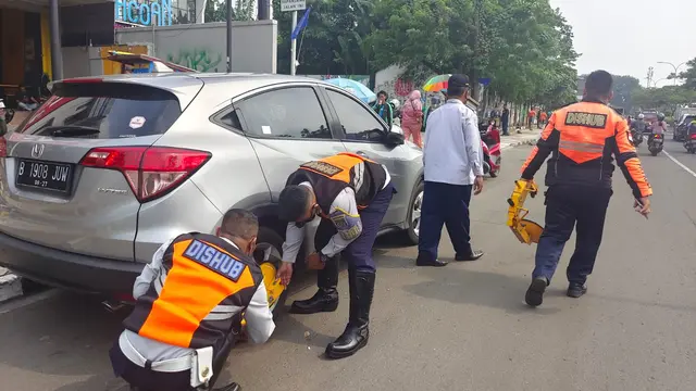 Puluhan Kendaraan Ojol Terjaring Parkir Liar dan Gembok Ban di Depok - News Liputan6.com