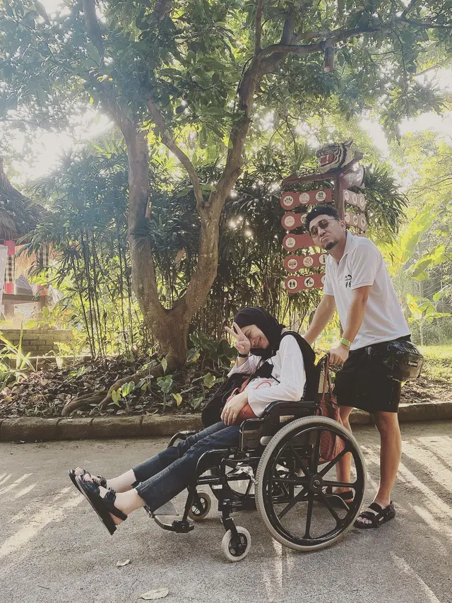 7 Potret Mesra Ananda Omesh dan Istri yang Kini Sudah 13 Tahun Bersama ...