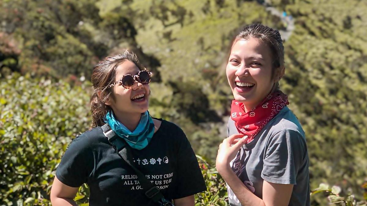 Nikmati Pemandangan Alam, Ini Potret Seru Haviza Devi Anjani Mendaki Gunung