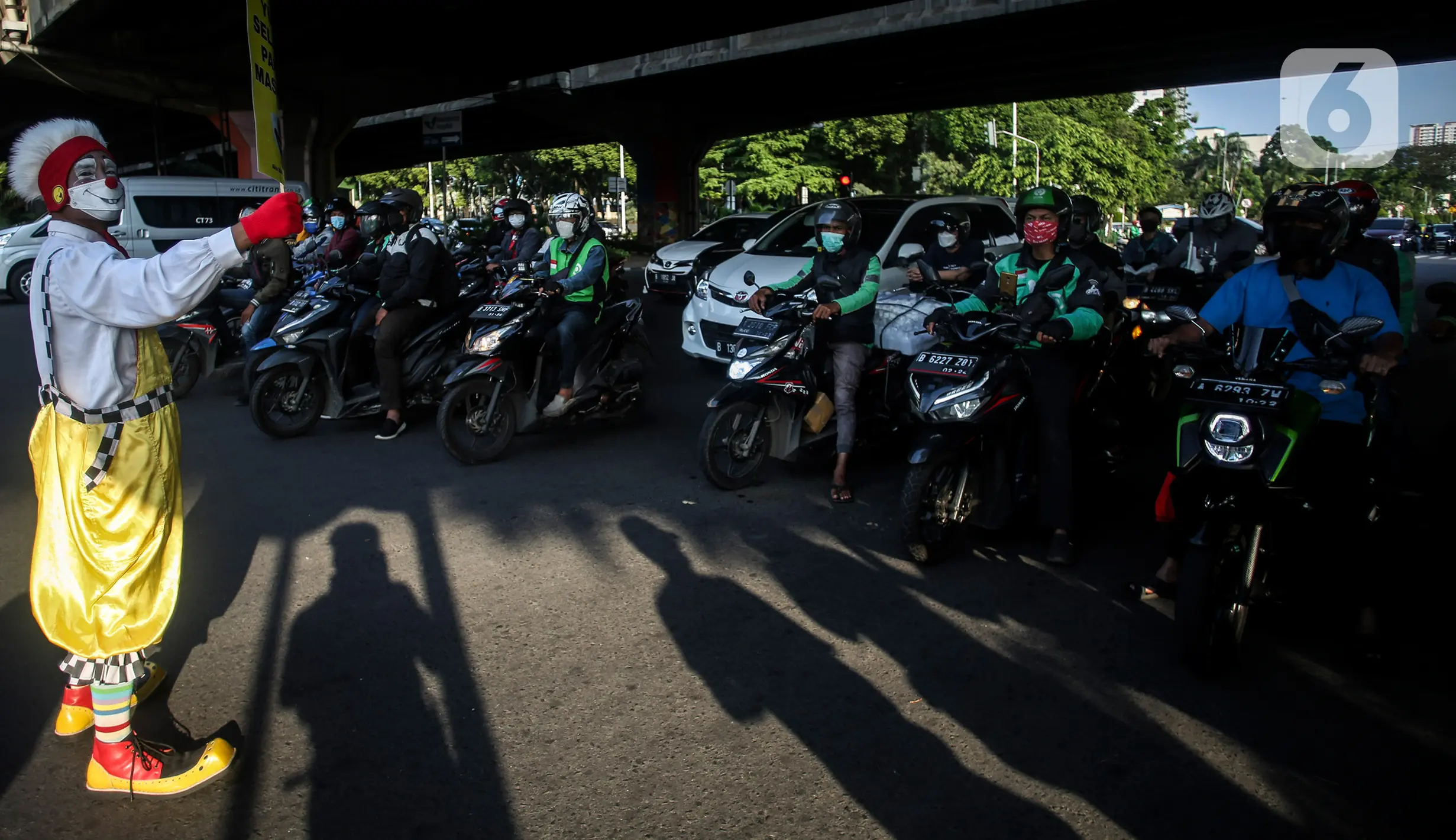 FOTO: Aksi Badut Indonesia Kampanyekan Penggunaan Masker - Foto ...
