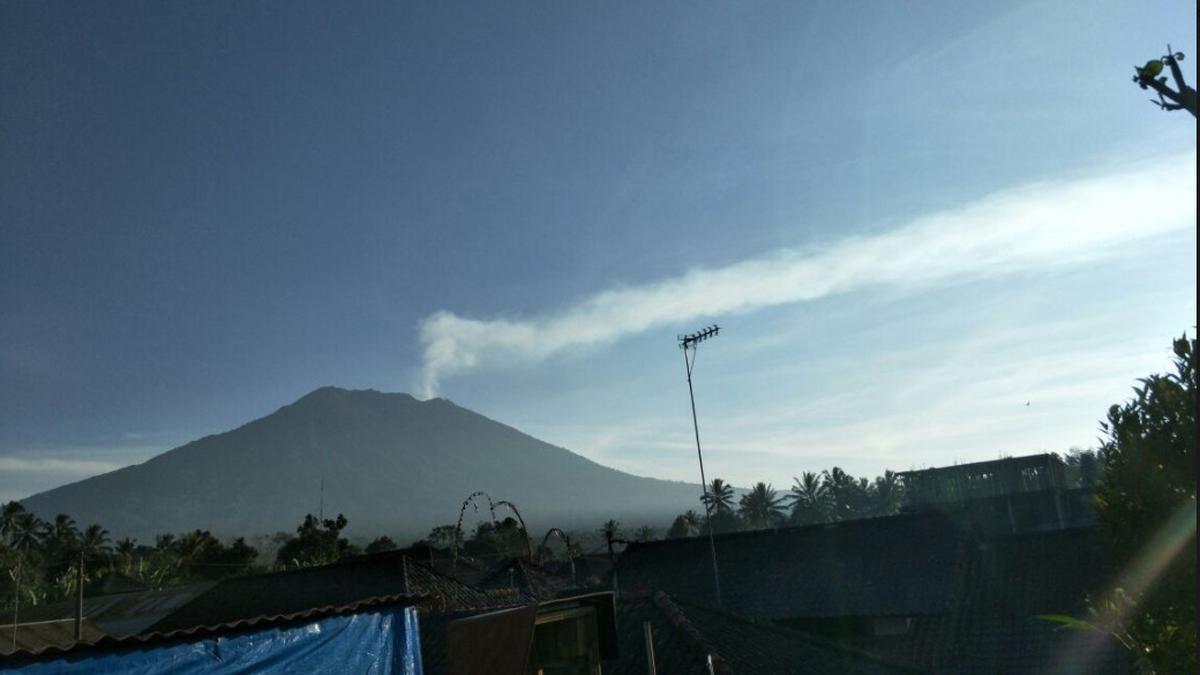 Gunung Agung Keluarkan Asap Solfatara, Hati-Hati Bau Kentut