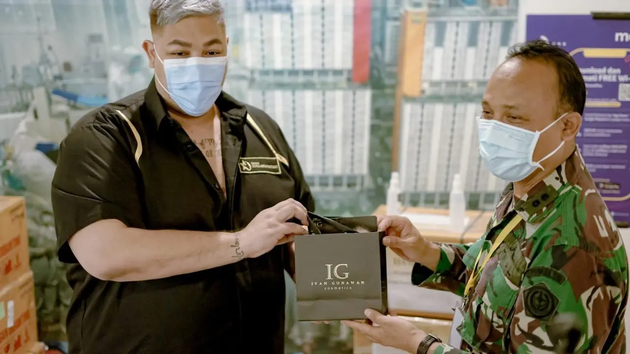 Ivan Gunawan dan Yayasan Dunia Mega Bintang Sumbang 1000 Hand Sanitizer ...