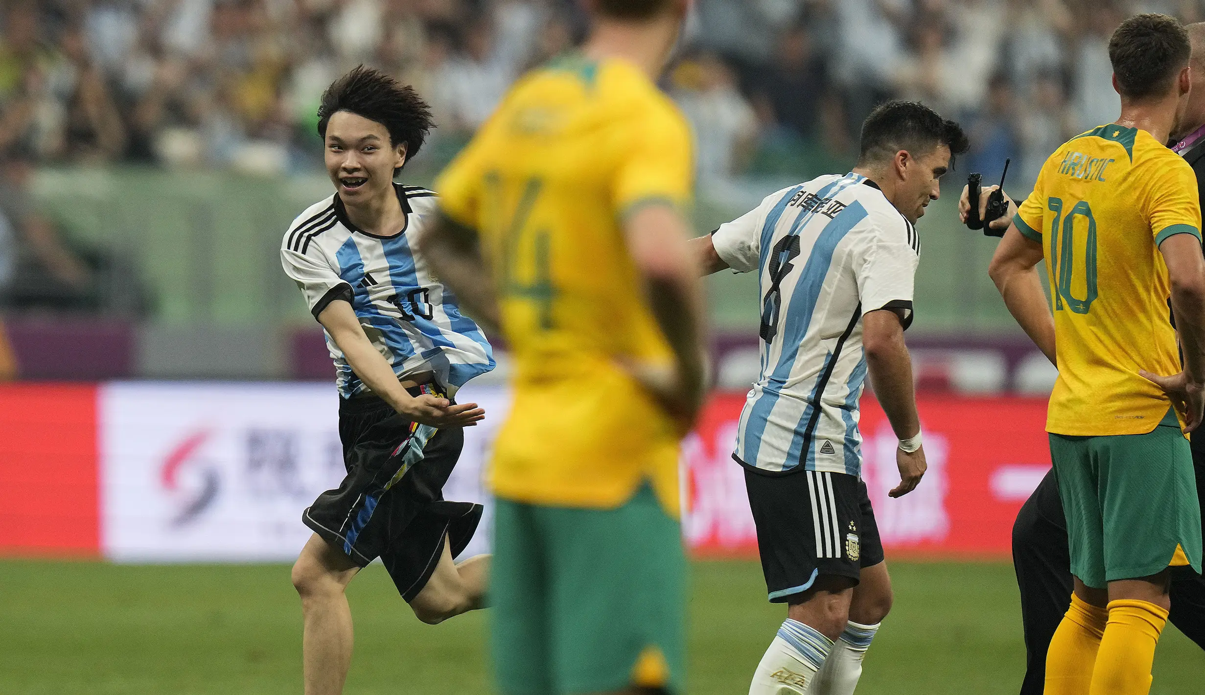 Foto: Peluk Messi hingga Ajak Tos Emiliano Martinez, Begini Momen ...