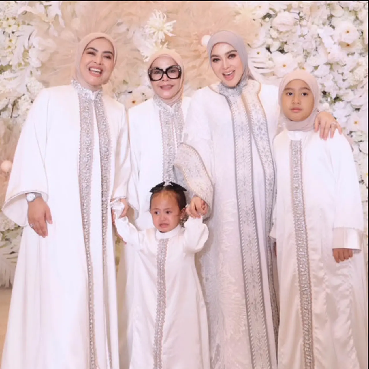 6 Potret Syahrini dan Keluarga di Acara 7 Bulanan Kehamilan, Bahagia ...