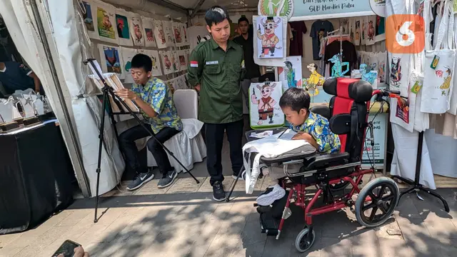 Gunakan Mulut, Begini Mahirnya Seniman Cilik Lukis Maskot Peparnas 2024 ...