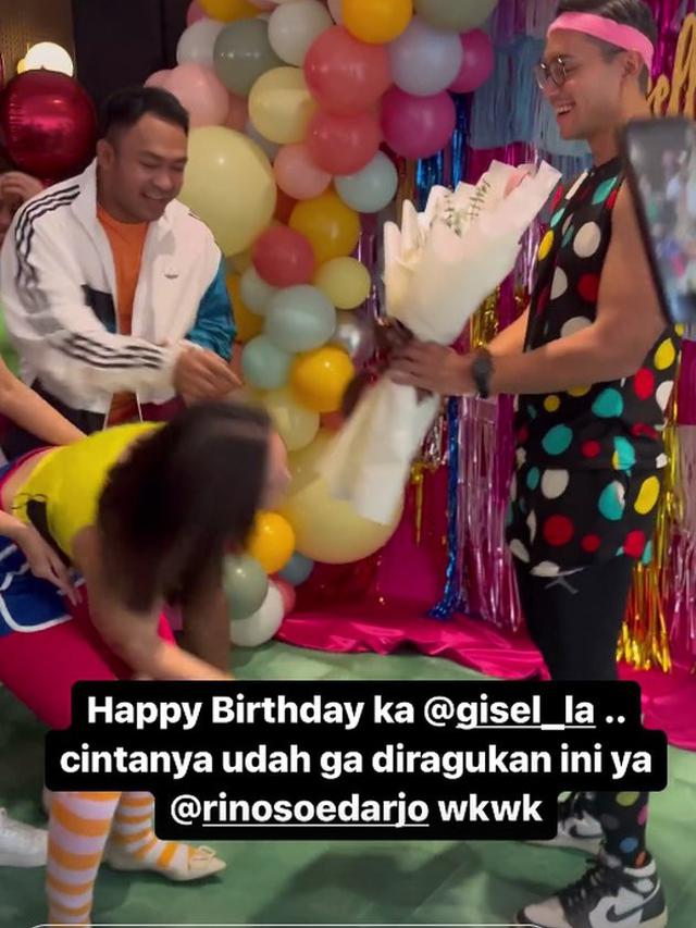 7 Potret Seru Kejutan Ulang Tahun Gisel, Tampil Nyentrik dengan Gaya Sporty 80-an - Hot Liputan6.com