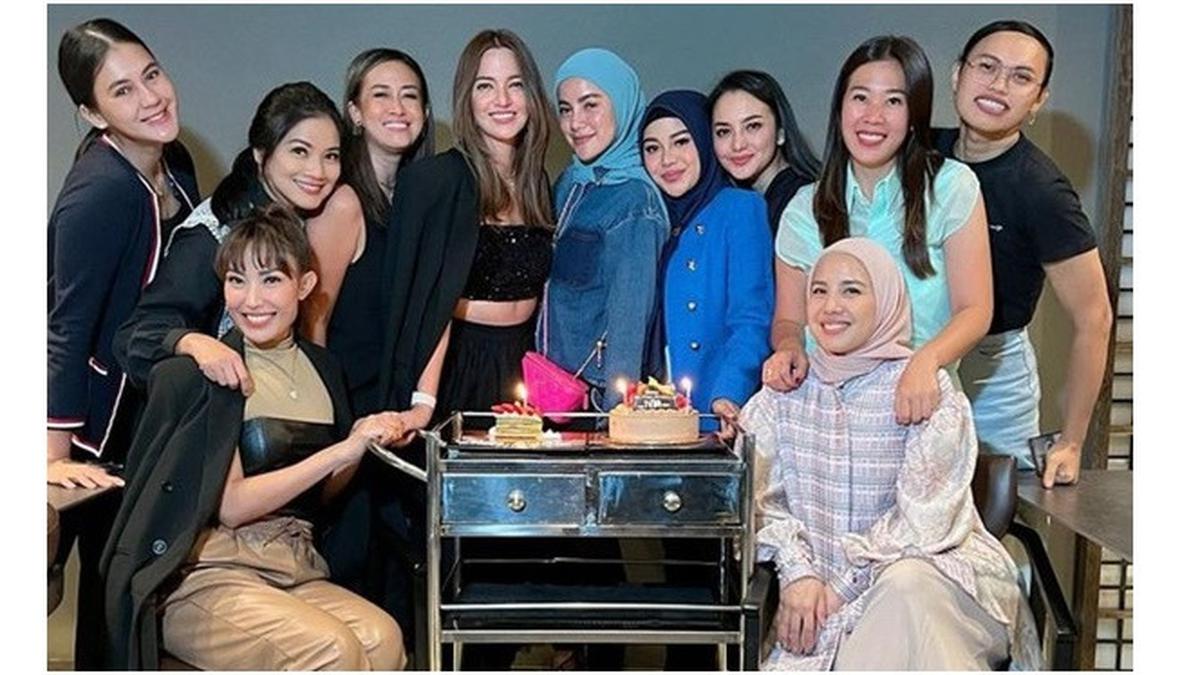 6 Potret Geng Cendol Rayakan Ulang Tahun Nia Ramadhani Tampil Bak