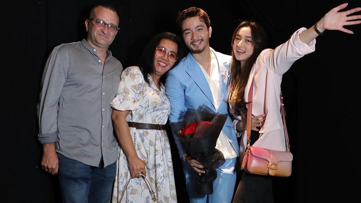 Potret Bryan Domani dan Keluarga di Gala Premiere 172 Days, Selalu ...