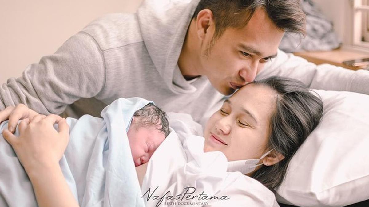 Selamat, Eza Gionino Dikaruniai Anak Kedua di Tanggal Cantik - Entertainment Fimela.com
