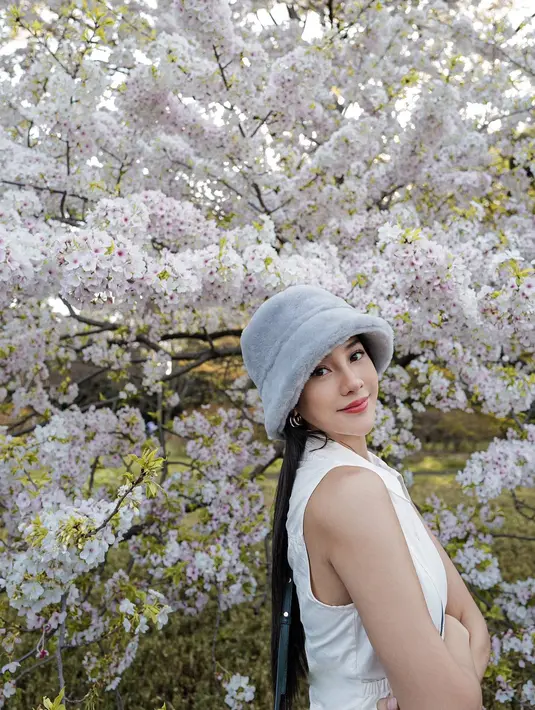 Potret Anya Geraldine Liburan ke Jepang, Seru Lihat Bunga Sakura Bermekaran