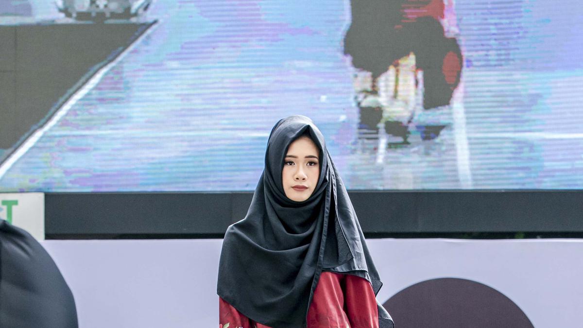 10 Ide Tunik Dress Merah untuk Kondangan, Tampil Ramping dan Memikat