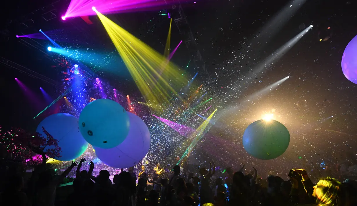 FOTO: Warna-warni Keindahan Pertunjukan Seni Gelembung - Foto Liputan6.com