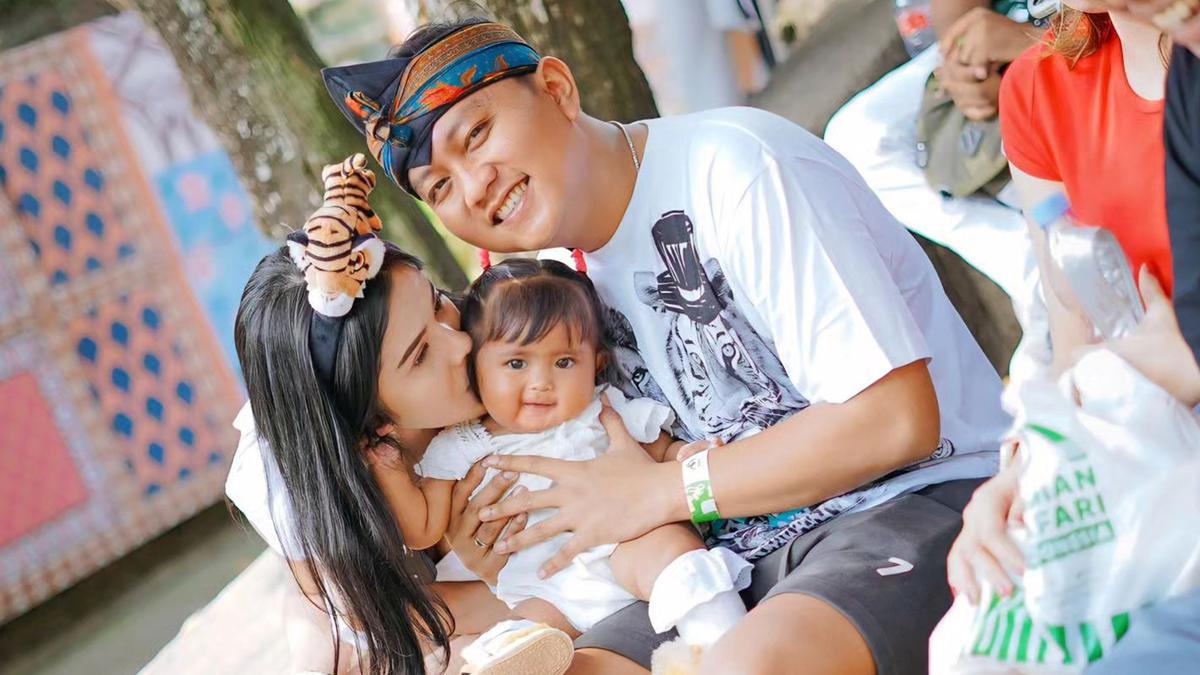 Potret Denny Caknan dan Bella Bonita Liburan di Taman Safari Bareng ...