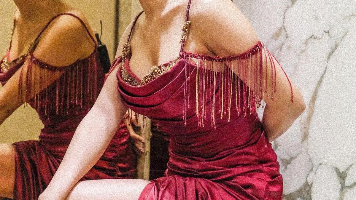 Pose-Pose Wika Salim Pakai Dress Merah, Penuh Pesona - Foto Liputan6.com