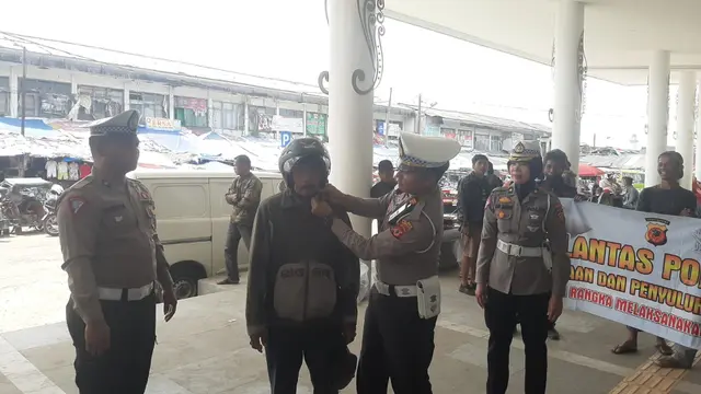 Senyum Ceria Puluhan Sopir Angkot dan Ojek di Tasik Dapat Helm Gratis dari Polisi - Regional ...