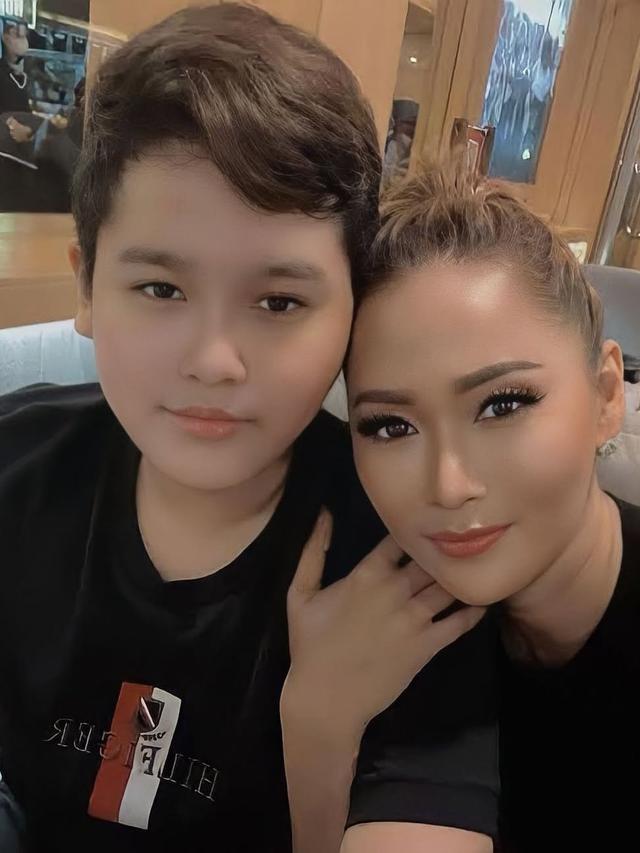6 Potret Inul Daratista dan Anaknya yang Berusia 17 Tahun, Bak Kakak Adik - ShowBiz Liputan6.com