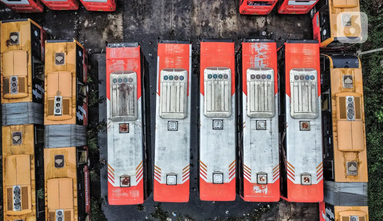 Puluhan Bus Transjakarta Terbengkalai di Terminal Pinang Ranti - Foto ...