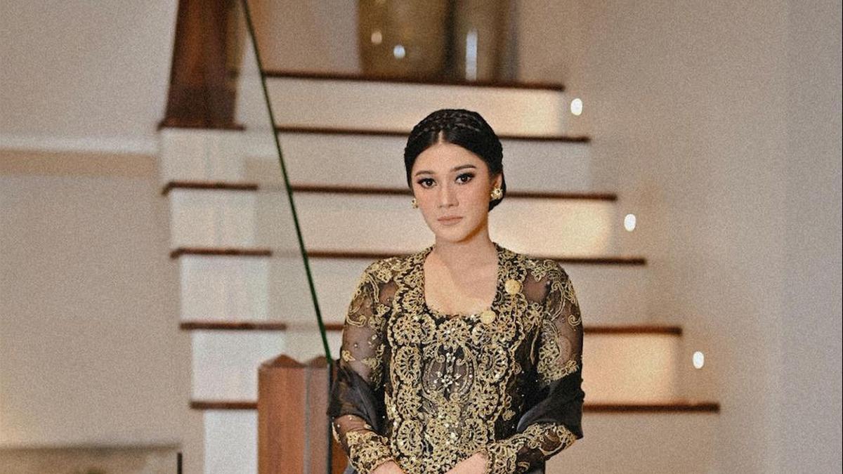 10 Potret Ragam Kebaya Hitam yang Mewah dan Elegan dari Naysilla Mirdad ...