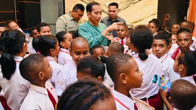 6 Potret Presiden Jokowi Diserbu Murid Sd Papua Ditanya Kenapa Ibu