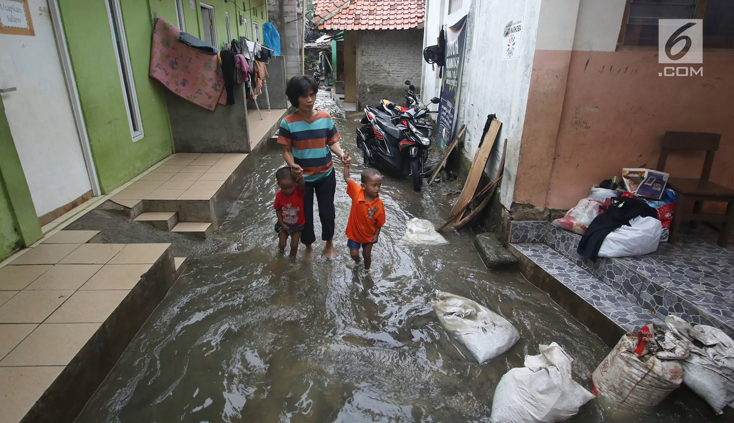 PHOTO: Tanggul Kembali Jebol, Puluhan Rumah di Jatipadang Terendam Banjir - Foto Liputan6.com